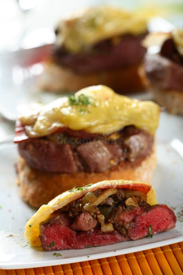 Pan Con El Lomo De La Parrilla Imagen de archivo - Imagen de platos ...
