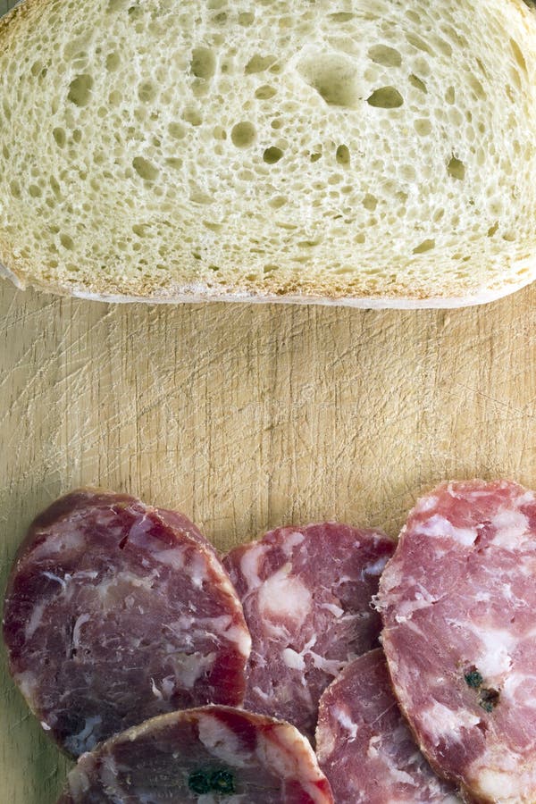 Pan con el salami imagen de archivo. Imagen de rojo - 126853041