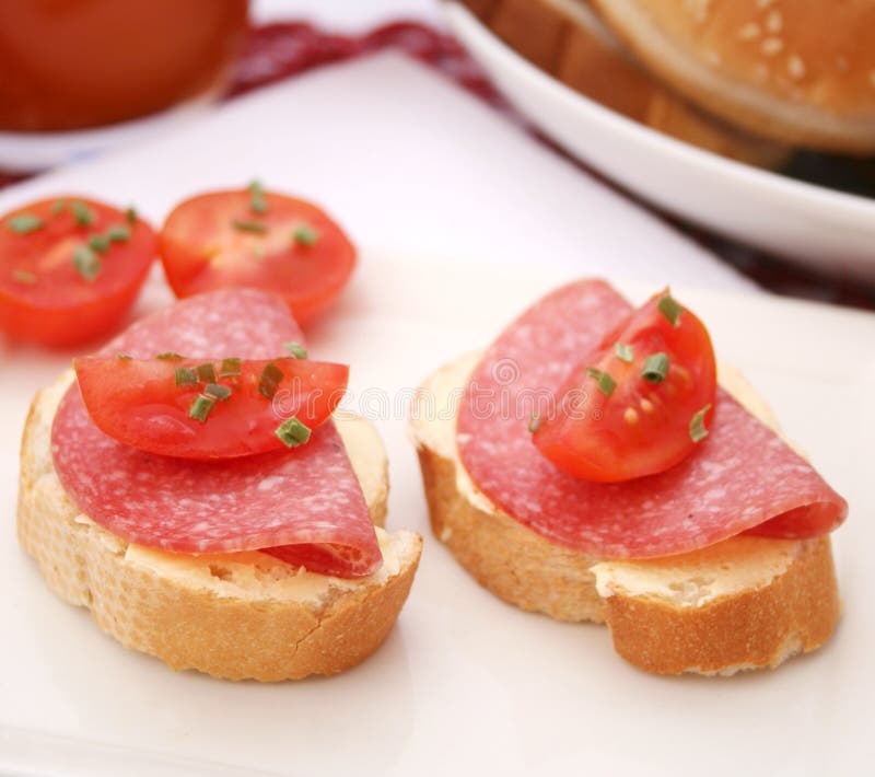 Pan con el salami imagen de archivo. Imagen de bocado - 37190291