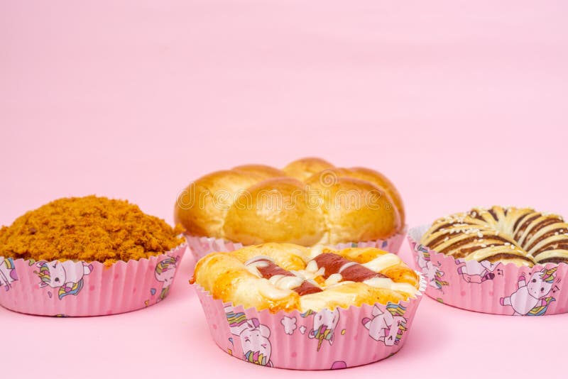 Pan con fondo rosa claro foto de archivo. Imagen de ingrediente - 225490170