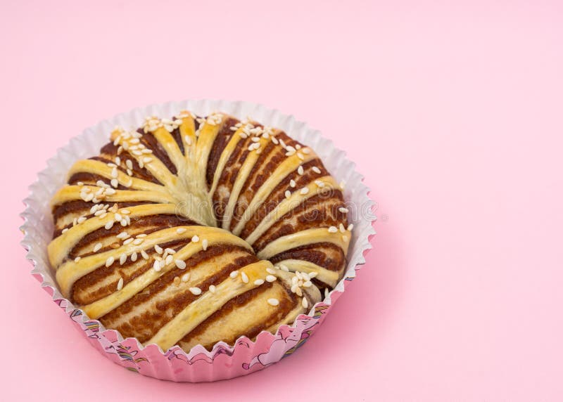 Pan con fondo rosa claro imagen de archivo. Imagen de coma - 225490251