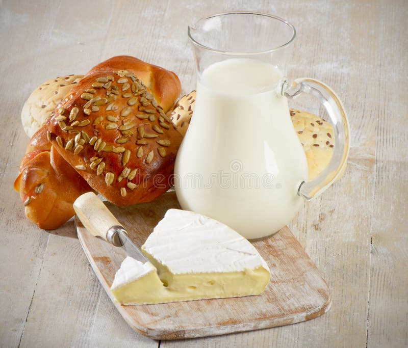 Pan con leche foto de archivo. Imagen de entero, jarro - 24294806