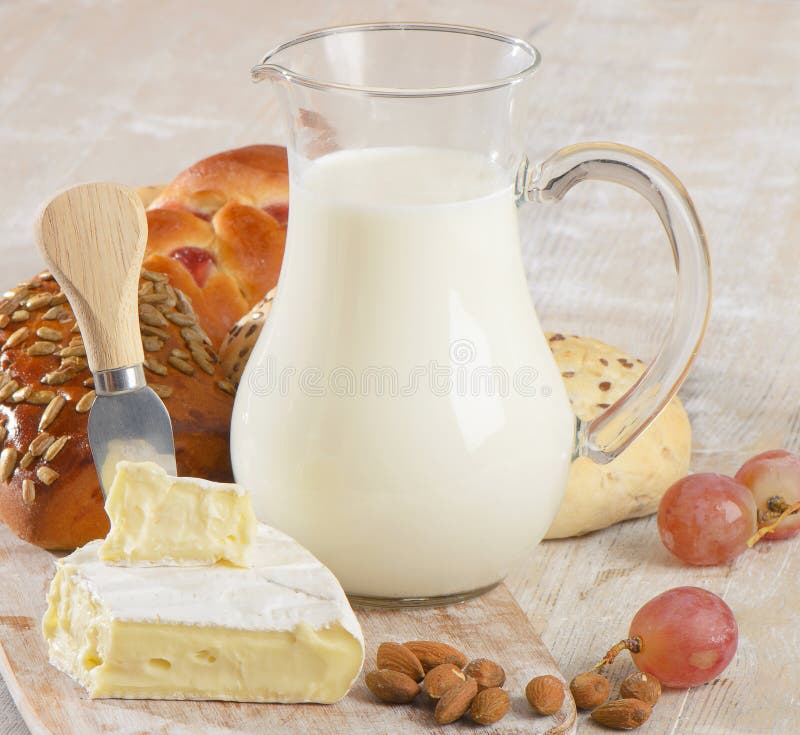 Pan con leche foto de archivo. Imagen de bebida, alimento - 24294862