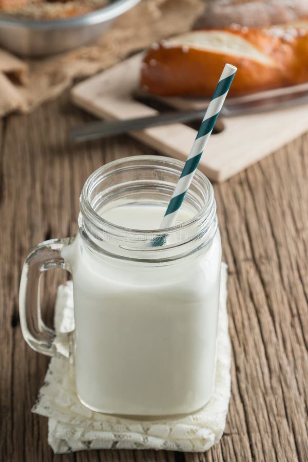 Pan con leche foto de archivo. Imagen de cristal, martillo - 54961184