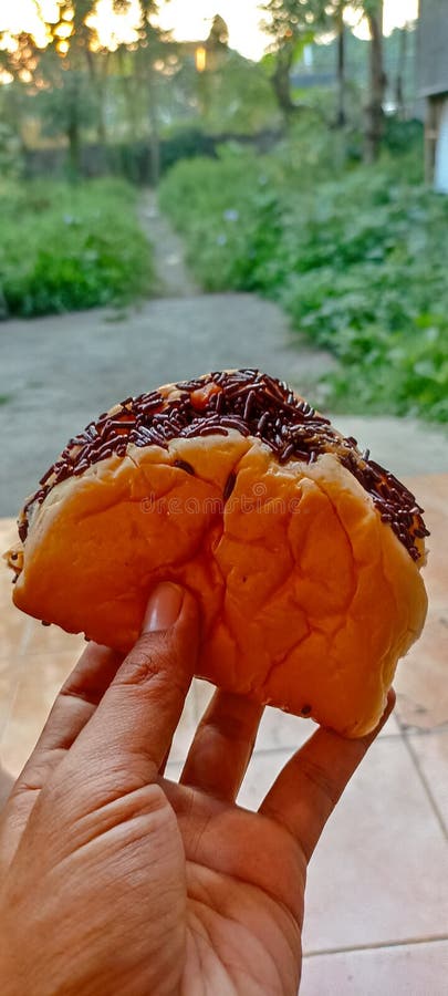 Pan Con Relleno De Crema Y Salpicaduras De Chocolate Foto de archivo ...