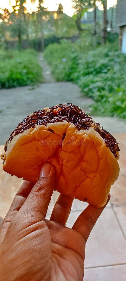Pan Con Relleno De Crema Y Salpicaduras De Chocolate Foto de archivo ...