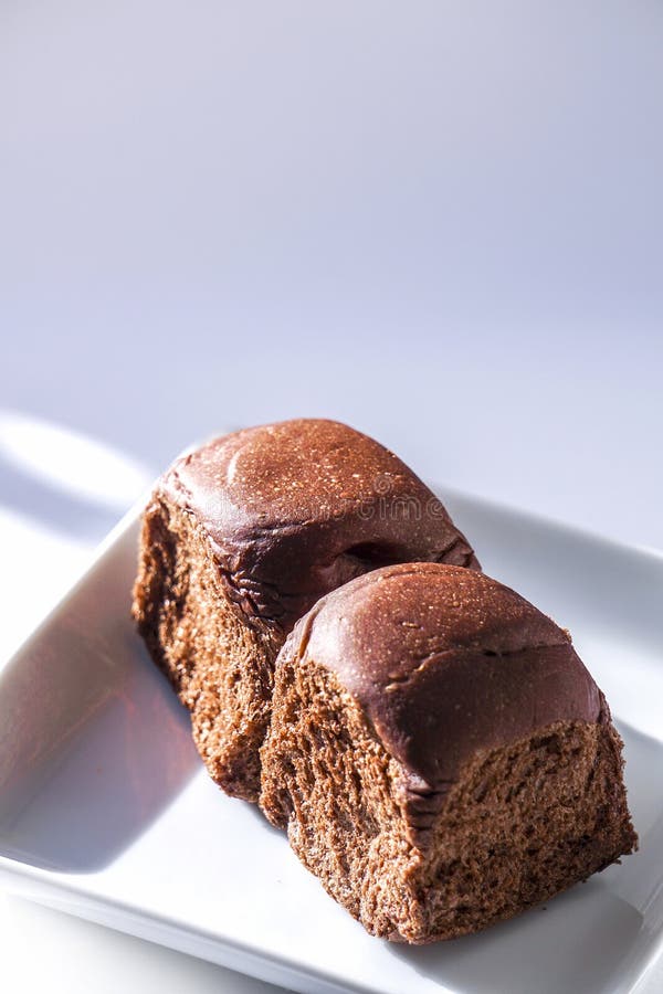 Pan con sabor a chocolate imagen de archivo. Imagen de pasteles - 220131993