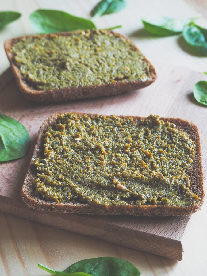 Pan Con Una Salsa Deliciosa De La Espinaca Imagen de archivo - Imagen ...