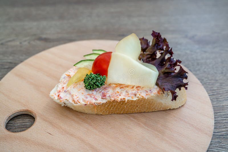 Pan Con Verduras De Ensalada Y Huevo Foto de archivo - Imagen de ...