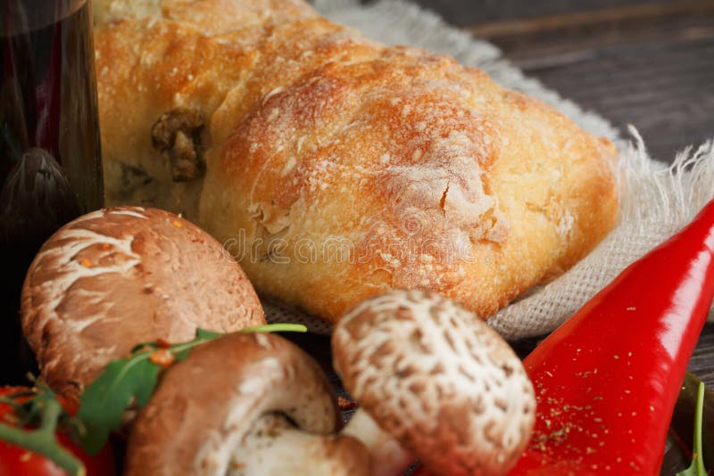 Pan Cortado Ciabatta Y Verduras Foto de archivo - Imagen de espacio ...