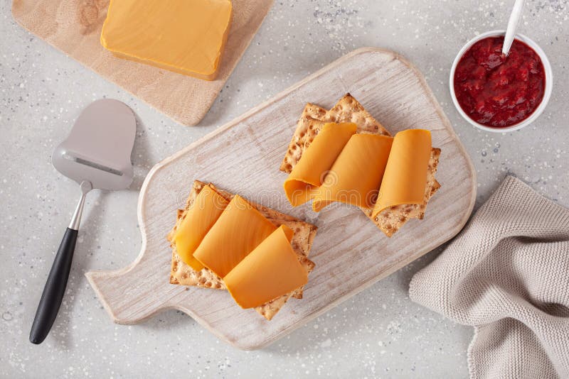 Pan Crujiente Con Queso Morado Tradicional Noruego Imagen de archivo ...