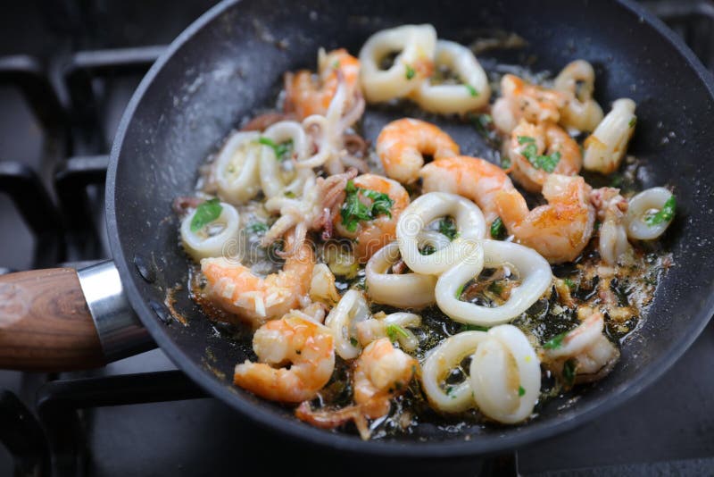 Pan de cocina con marisco foto de archivo. Imagen de comida - 163956782