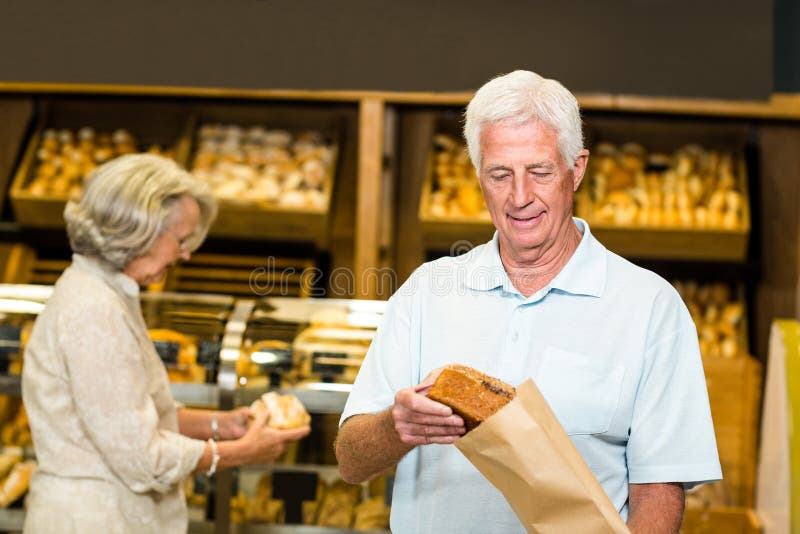 Un Niño Comprando Un Pan En Una Panadería Foto de archivo - Imagen de ...