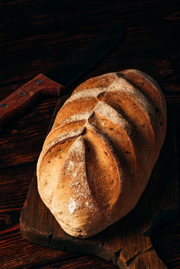 Pan de Rye con el cuchillo foto de archivo. Imagen de tarjeta - 130479342