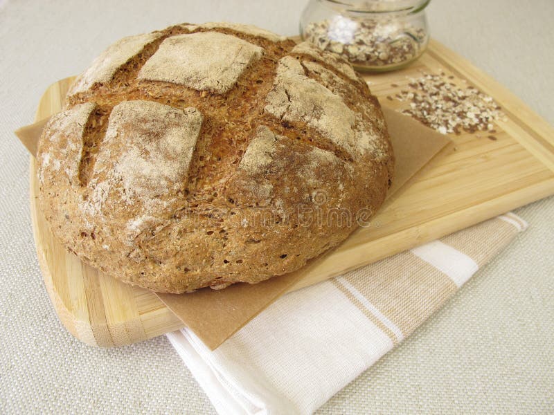 Pan De Rye Con Los Croats Y Las Semillas Del Centeno Foto de archivo ...