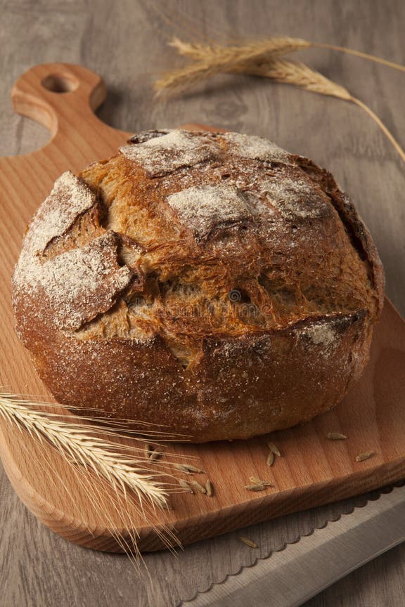 Pan de Rye en un de madera foto de archivo. Imagen de centeno - 116231160