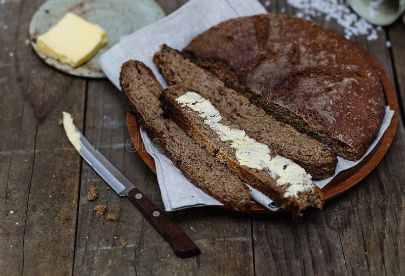 Pan De Rye Sobre El Primer De Madera Del Fondo Imagen de archivo ...