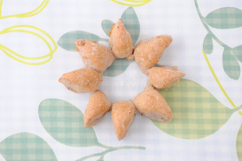 Pan De Sol Sobre Tela De Mesa Foto de archivo - Imagen de revuelto ...