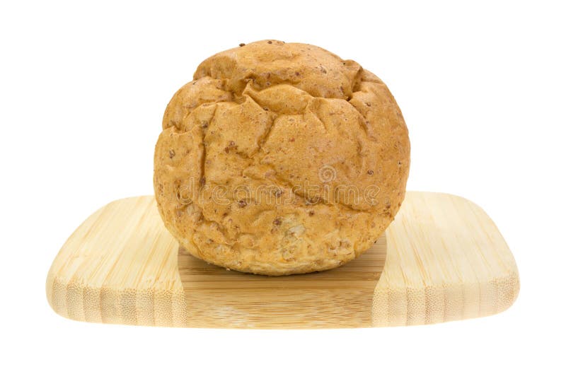 Pan Del Boule Del Trigo Integral En Tabla De Cortar Imagen de archivo ...