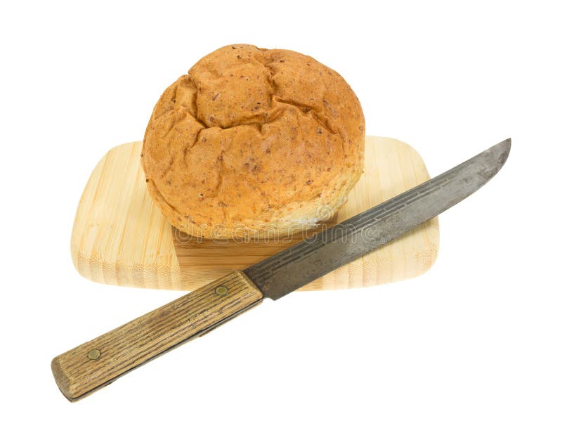 Pan Del Boule Del Trigo Integral En Tabla De Cortar Foto de archivo ...