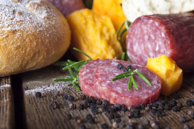 Pan del queso del salami foto de archivo. Imagen de peppercorns - 56829100