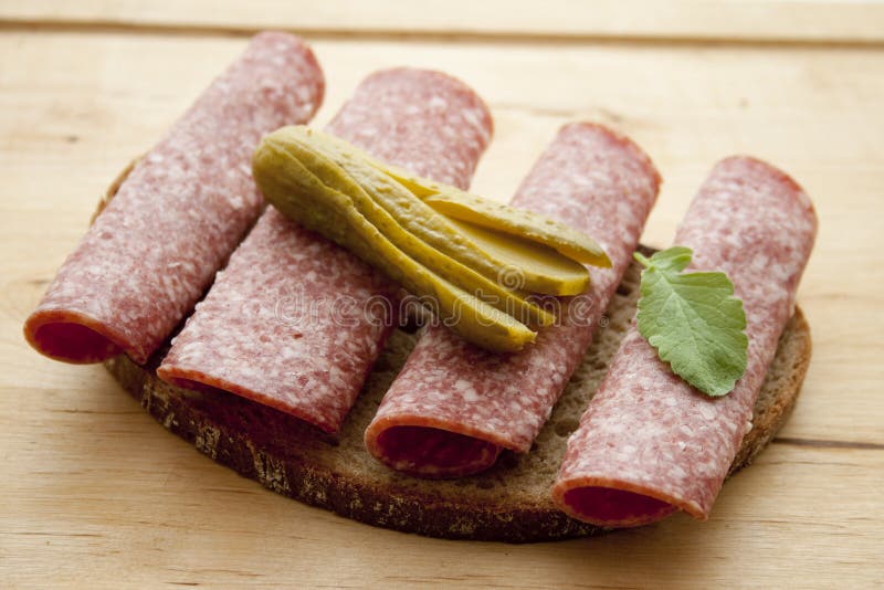 Pan Del Salami Con El Pepinillo Imagen de archivo - Imagen de salchicha ...