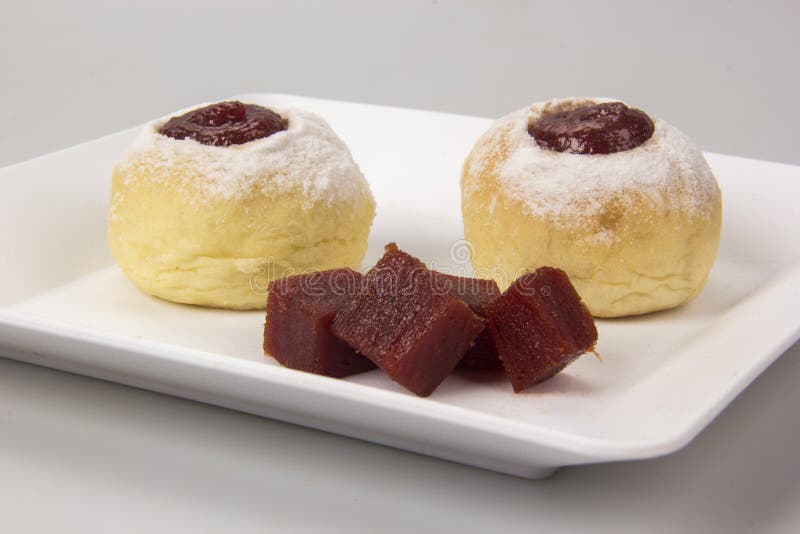 Pan Dulce Relleno De Mermelada De Guayaba. Foto de archivo - Imagen de ...