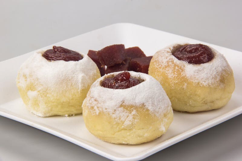 Pan Dulce Relleno De Mermelada De Guayaba. Foto de archivo - Imagen de ...