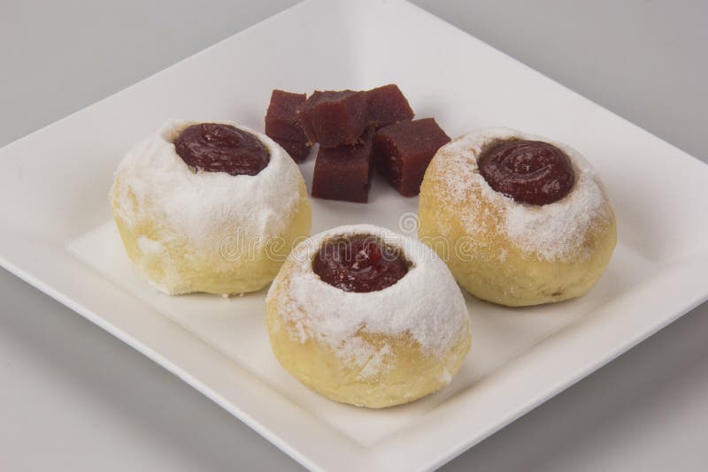 Pan Dulce Relleno De Mermelada De Guayaba. Foto de archivo - Imagen de ...