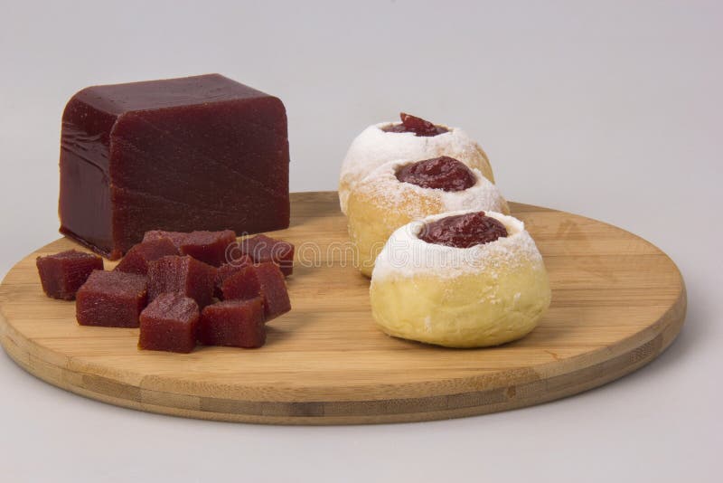 Pan Dulce Relleno De Mermelada De Guayaba. Imagen de archivo - Imagen ...