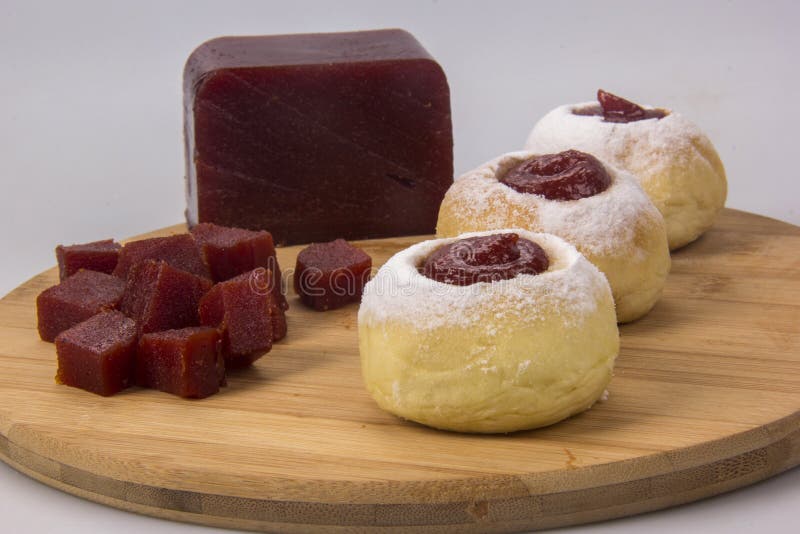 Pan Dulce Relleno De Mermelada De Guayaba. Imagen de archivo - Imagen ...