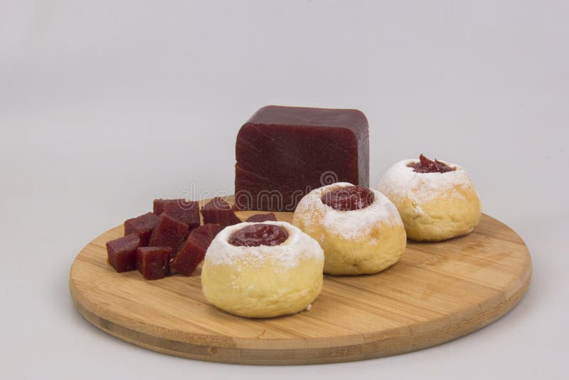 Pan Dulce Relleno De Mermelada De Guayaba. Foto de archivo - Imagen de ...