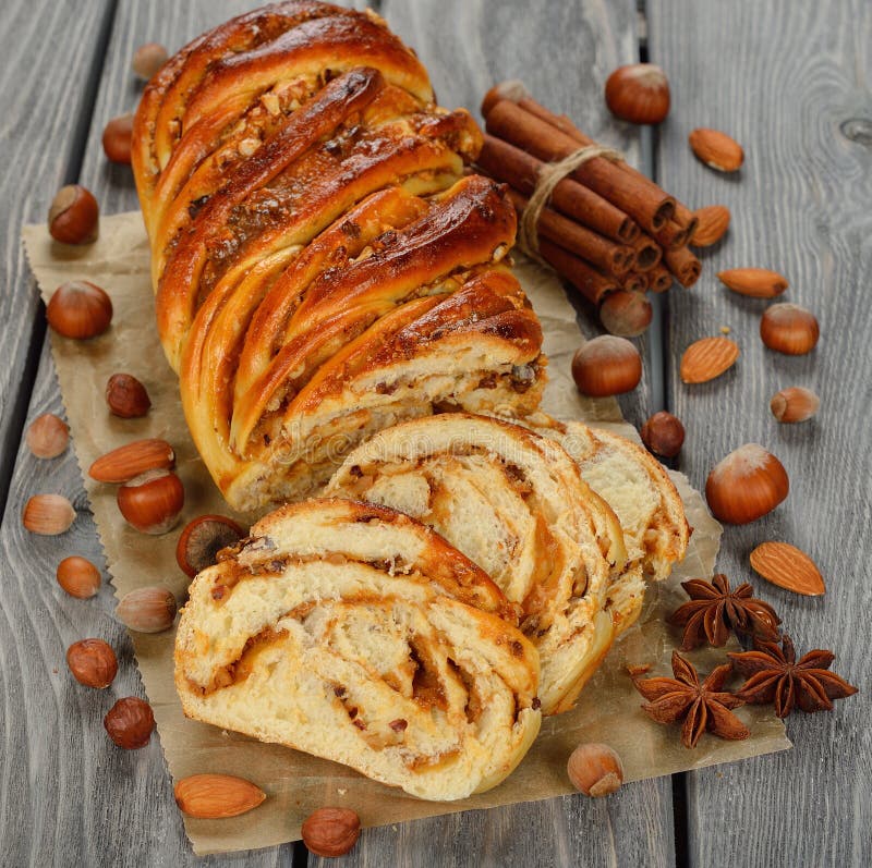 Pan dulce torcido foto de archivo. Imagen de comestible - 37278756