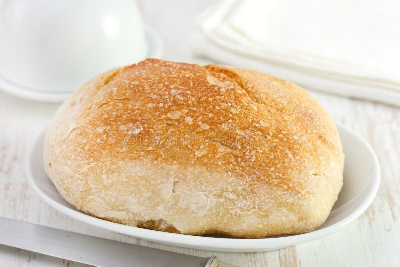 Pan en el plato blanco foto de archivo. Imagen de comer - 30505056