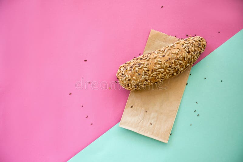 Pan en fondo azul y rosado imagen de archivo. Imagen de entero - 118431005