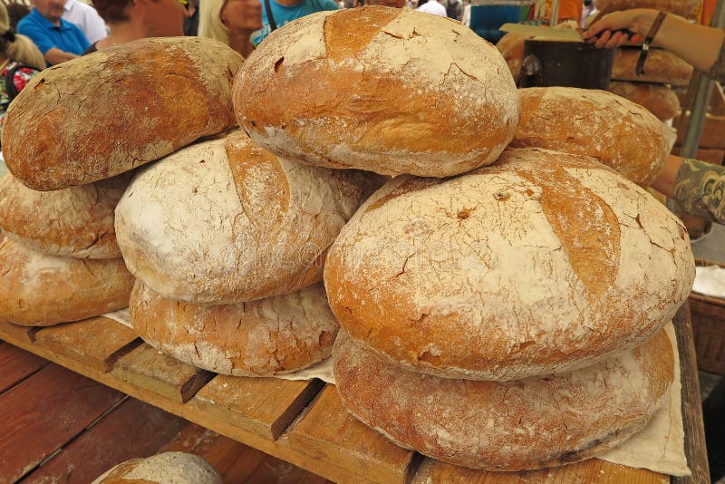 Pan Tradicional En Mercado Polaco De La Comida En Kraków, Polonia ...