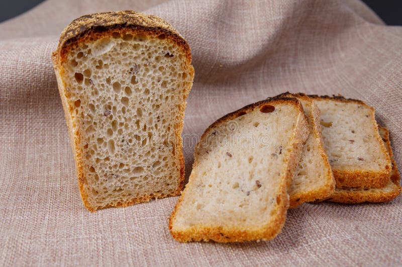 Pan En Rodajas. Pan De Masa Agria. Mantel De Lino Foto de archivo ...