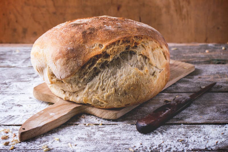 Pan fresco en la tabla foto de archivo. Imagen de corteza - 150958052
