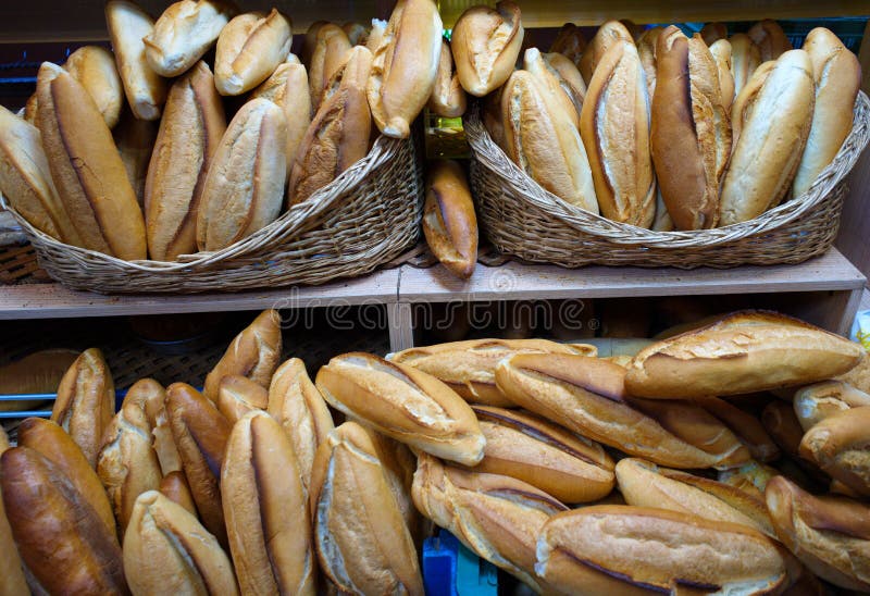 Pan fresco en el horno imagen de archivo. Imagen de fresco - 168455939