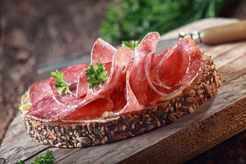 Salchicha Italiana Picante Del Salami Foto de archivo - Imagen de ...