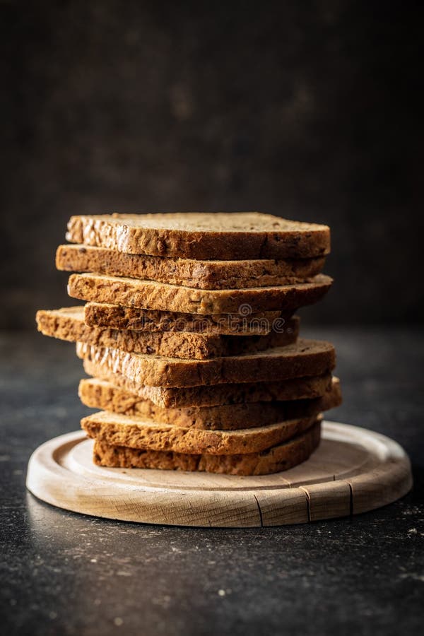 Pan integral en rodajas imagen de archivo. Imagen de entero - 221571697