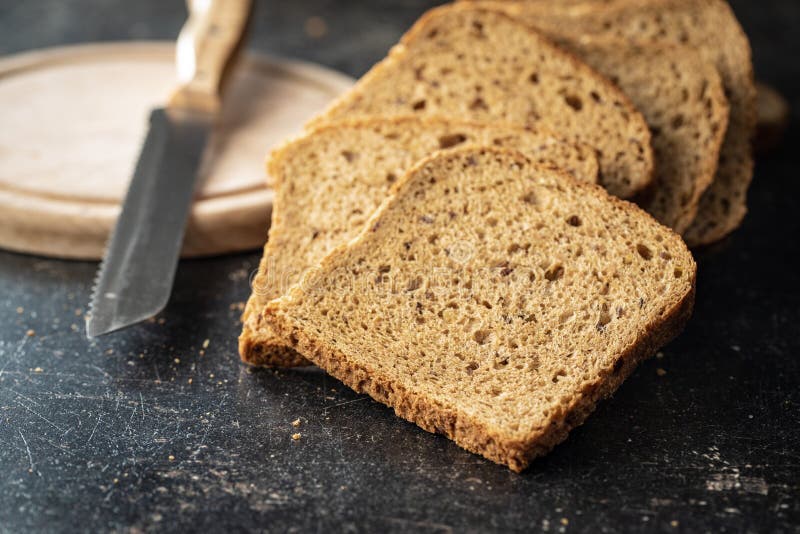 Pan integral en rodajas foto de archivo. Imagen de trigo - 221571634