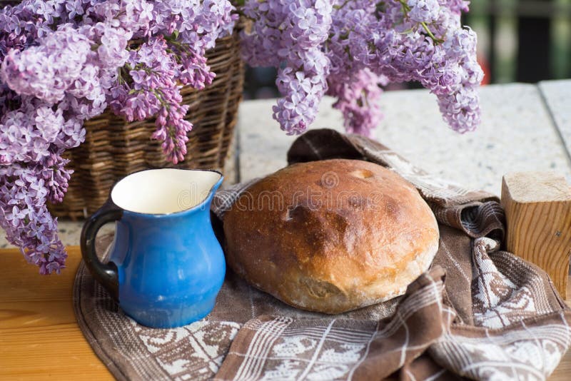 Pan, Jarra Azul, Syringa Y Toalla Foto de archivo - Imagen de dieta ...