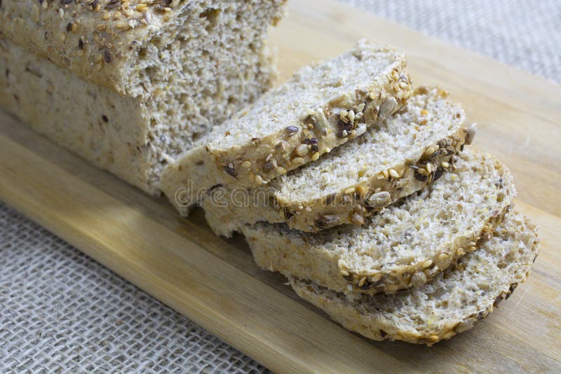 Pan Liso En Rodajas Sobre Fondo De Madera Foto de archivo - Imagen de ...