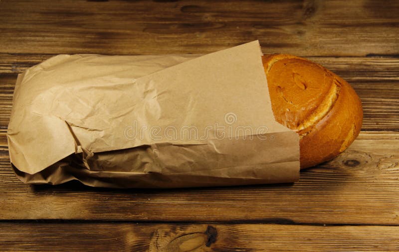 Pan Lleno En Documento Sobre La Tabla De Madera Foto de archivo ...