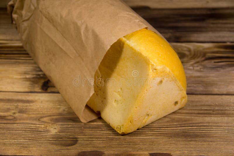 Pan Lleno En Documento Sobre La Tabla De Madera Foto de archivo ...