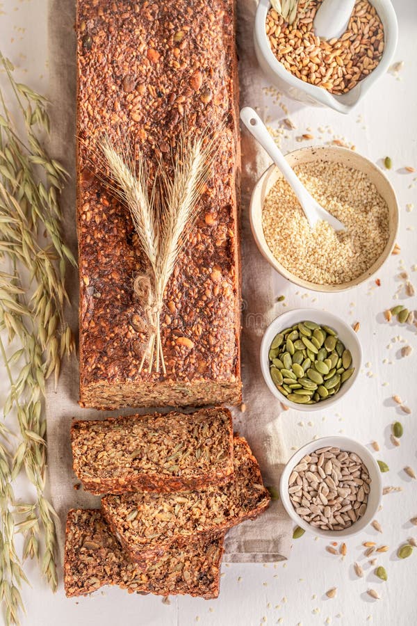 Pan Multigrano De Pan Integral Con Grano Y Orejas Imagen de archivo ...