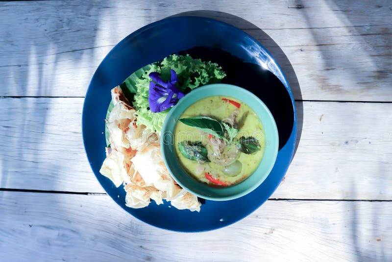 Pan Naan O Roti Con Sopa De Curry O Curry Verde Imagen de archivo ...