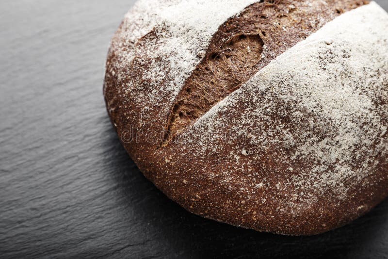 Pan negro hecho en casa foto de archivo. Imagen de comer - 131244898