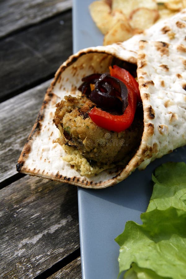 Pan Plano Con El Falafel Y Hummus Imagen de archivo - Imagen de humus ...